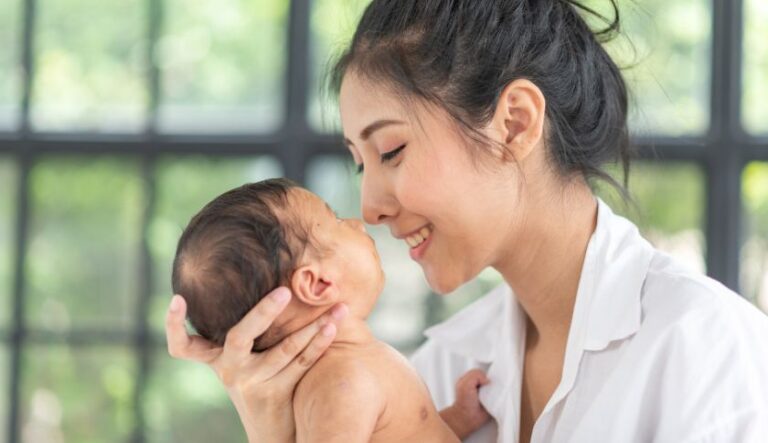 Bebê de 1 Mês: Guia de Cuidados e Desenvolvimento